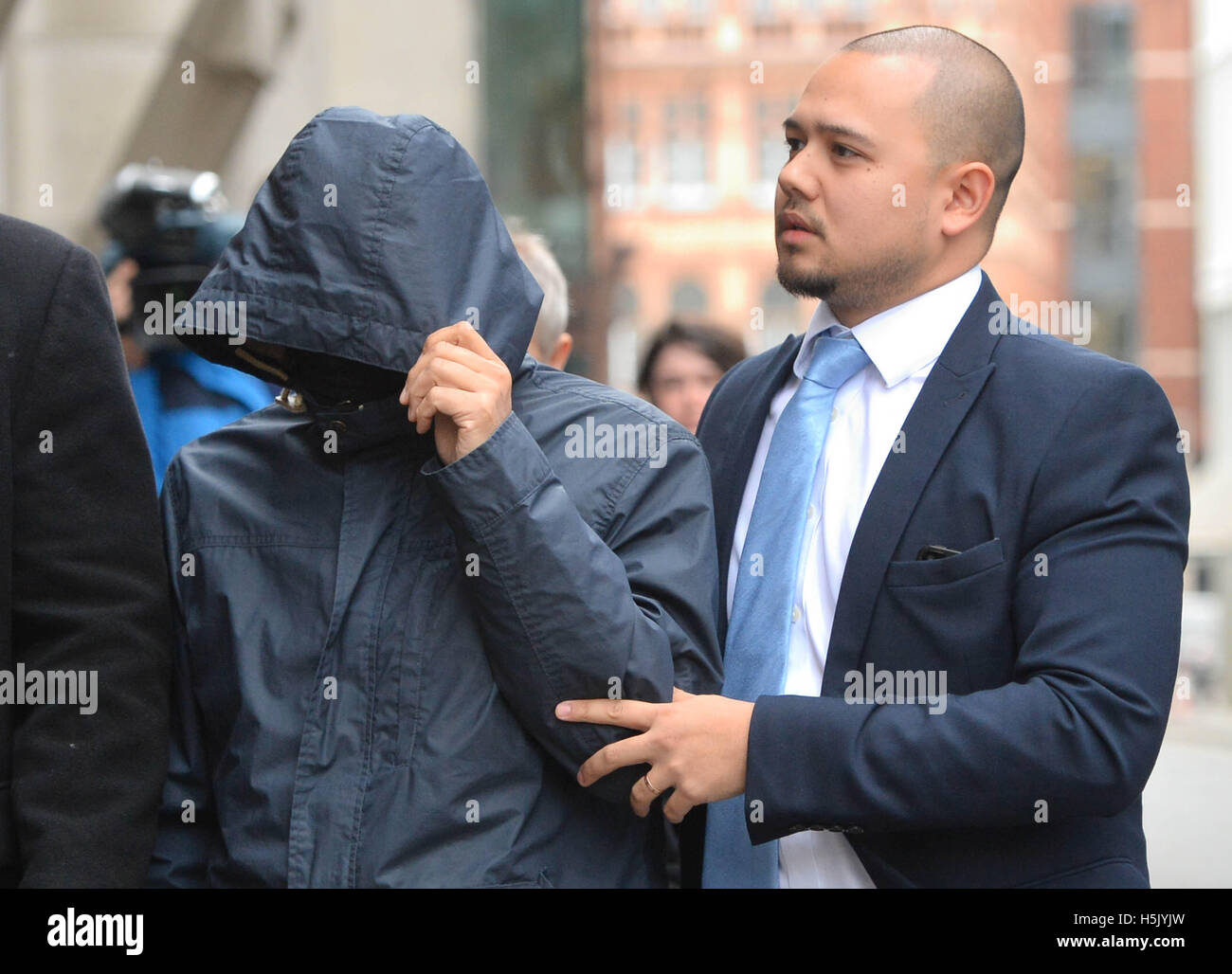 Gefälschte Sheikh Mazher Mahmood (links) kommt im Old Bailey, London ...