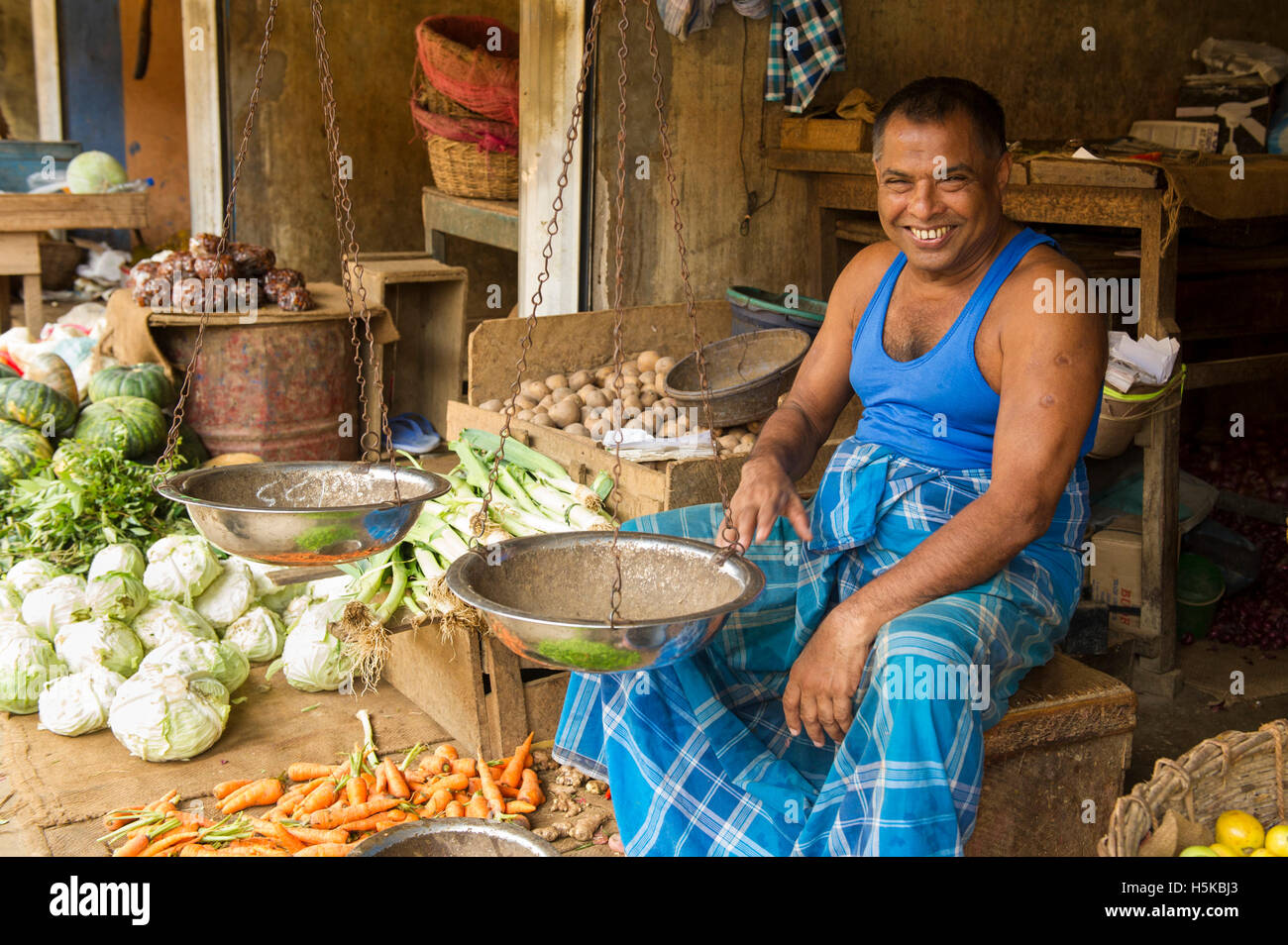 Mann, der gemüse verkauft -Fotos und -Bildmaterial in hoher Auflösung ...