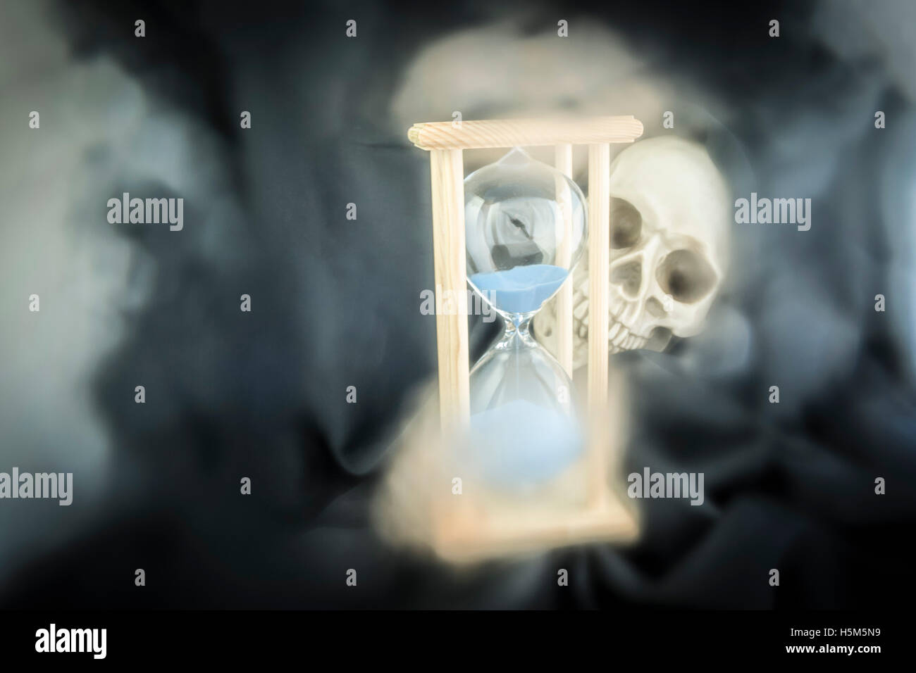 Sensenmann stundenglas -Fotos und -Bildmaterial in hoher Auflösung – Alamy