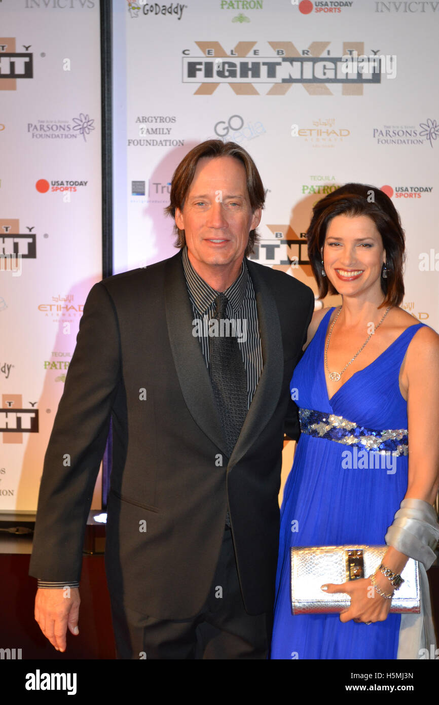 Kevin Sorbo und Sam Sorbo (R) besuchen die 2015 Celebrity Fight Night ...