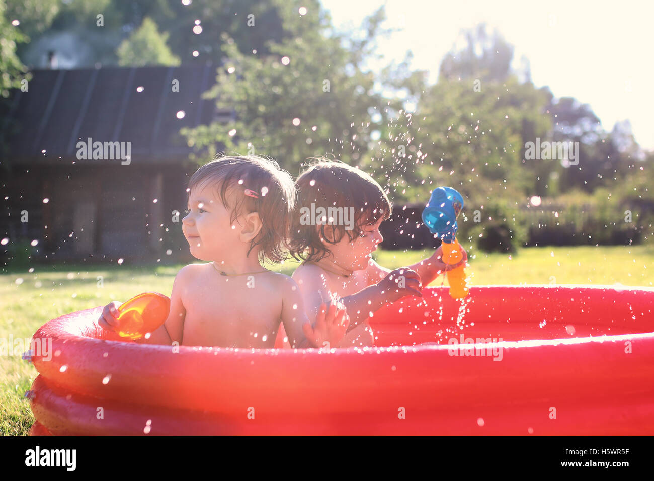 Kinder plantschen in der Badewanne im freien Stockfotografie - Alamy