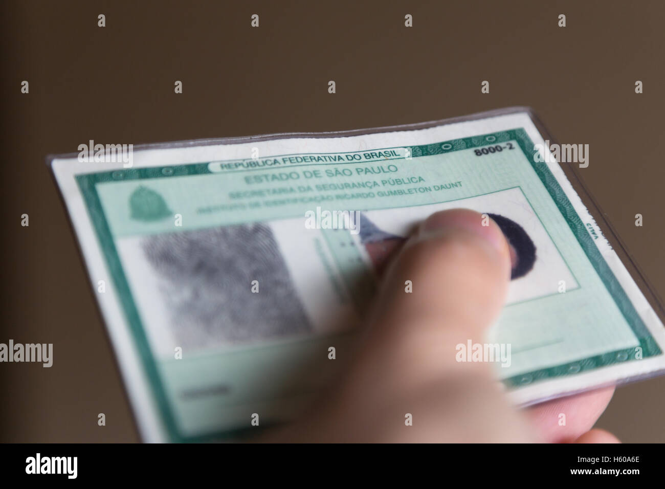 Hand hält eine Carteira de Identidade (brasilianische Identity Card ...