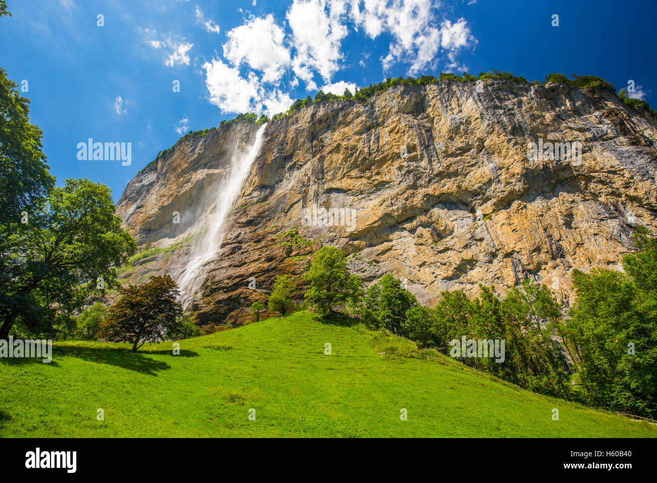 Berühmte Lauterbrunnental mit wunderschönen Wasserfall und Schweizer ...