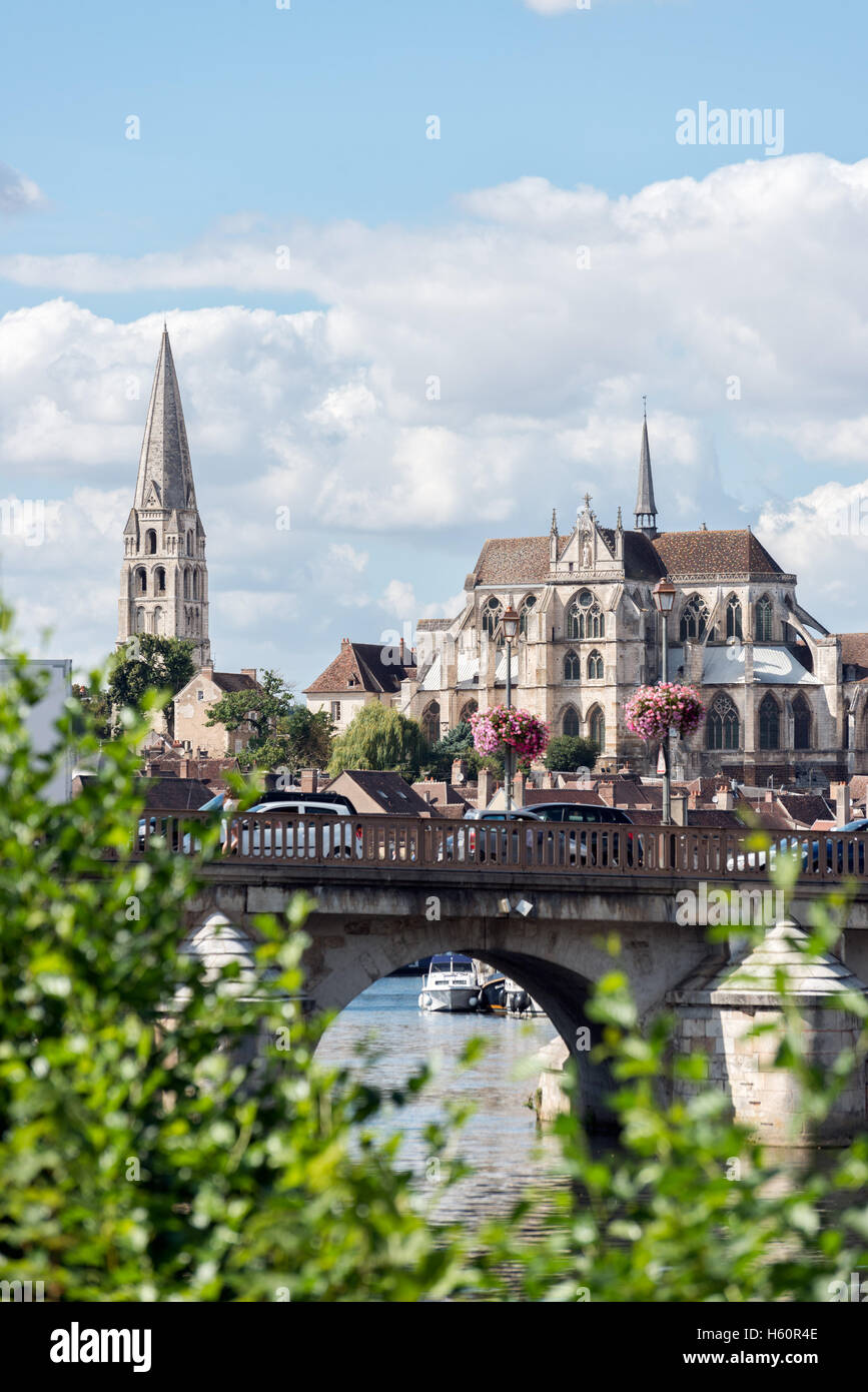 Einen Überblick über die Pont Paul Bert von der Abtei von Saint-Germain ... Einen Überblick über die Pont Paul Bert von der Abtei von Saint-Germain ...