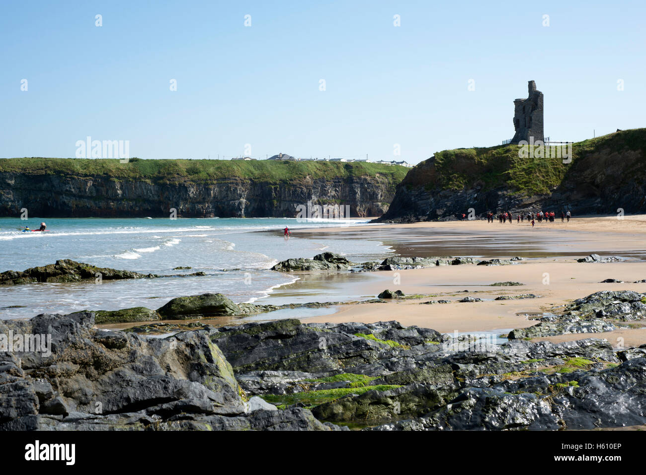 Menschen eine Ausbildung in der Surfschule auf Ballybunion Strand im ...