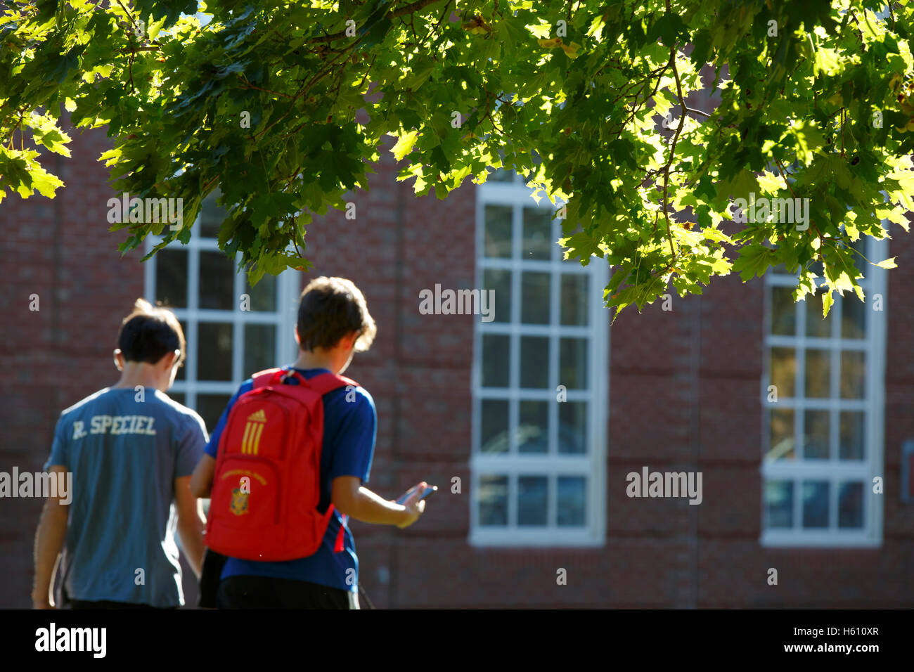 Jungs hoch -Fotos und -Bildmaterial in hoher Auflösung – Alamy