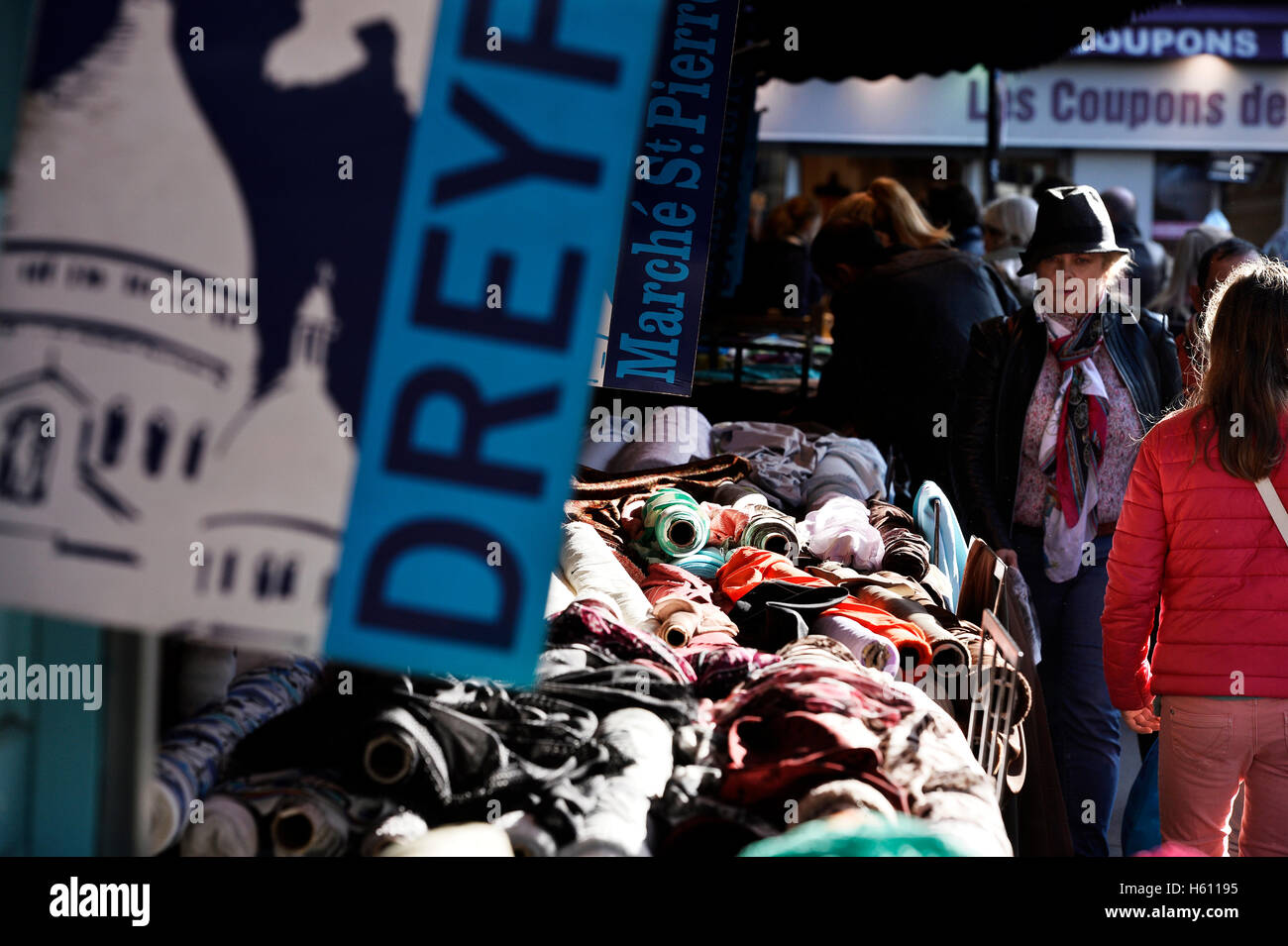 Saint pierre market paris -Fotos und -Bildmaterial in hoher Auflösung ...
