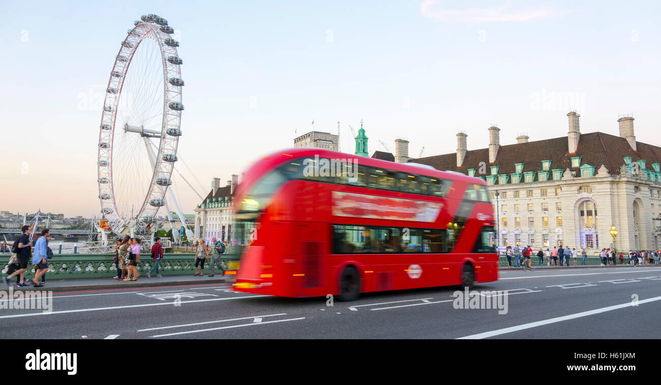 Typisch London Street View bei Westminster Bridge Stockfotografie - Alamy