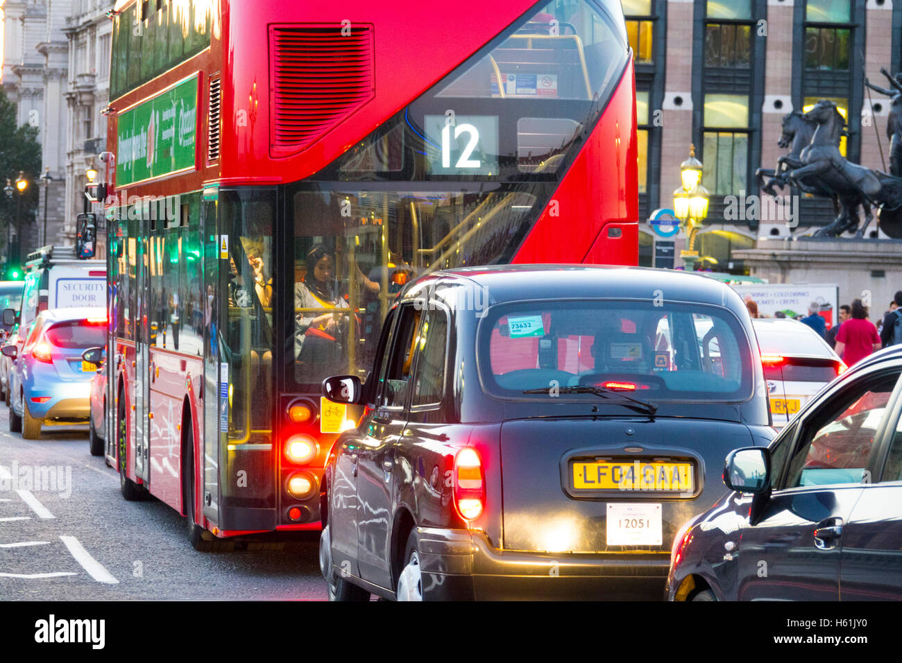 Typisch London Street View bei Westminster Bridge Stockfotografie - Alamy