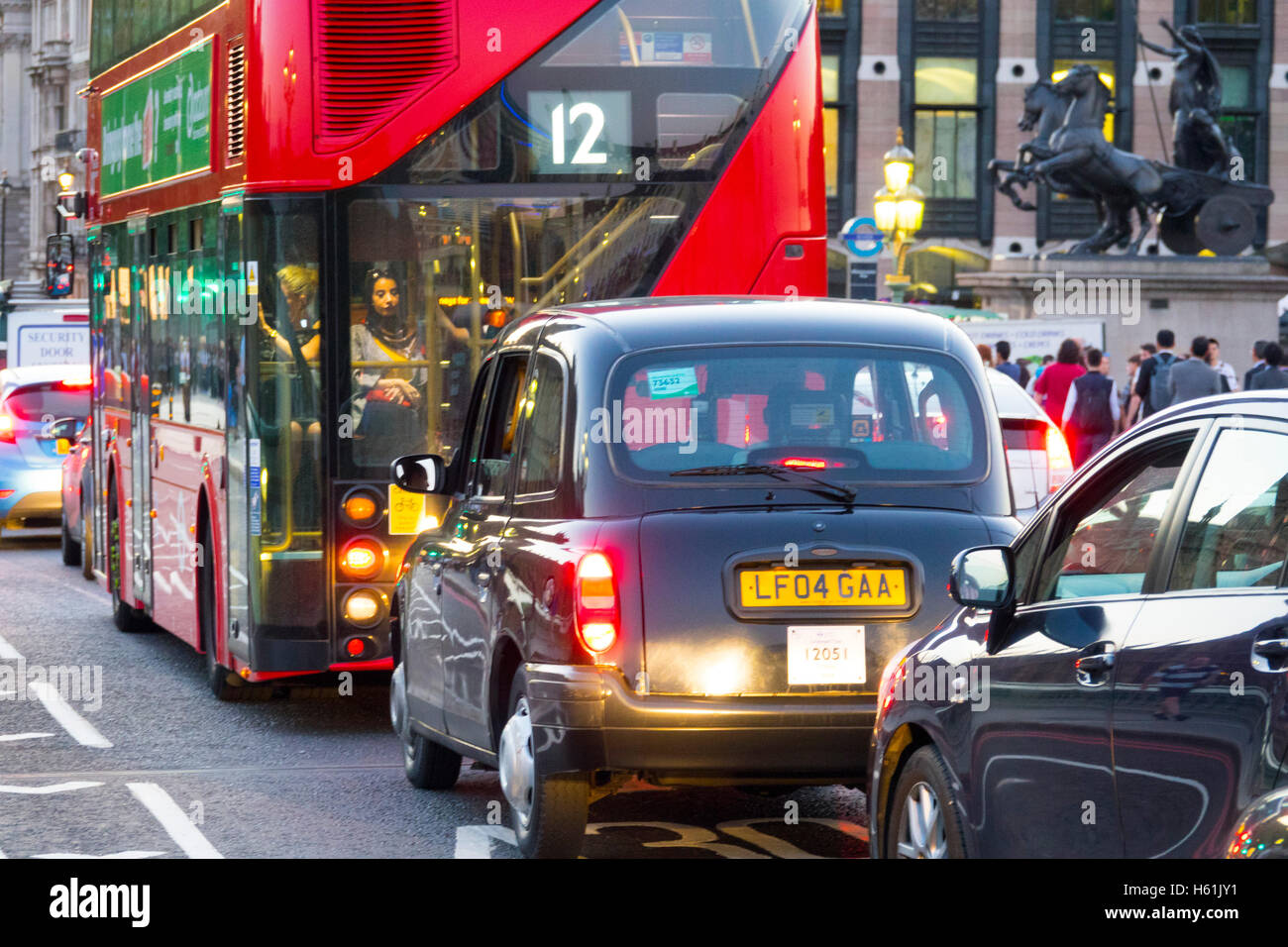 Typisch London Street View bei Westminster Bridge Stockfotografie - Alamy