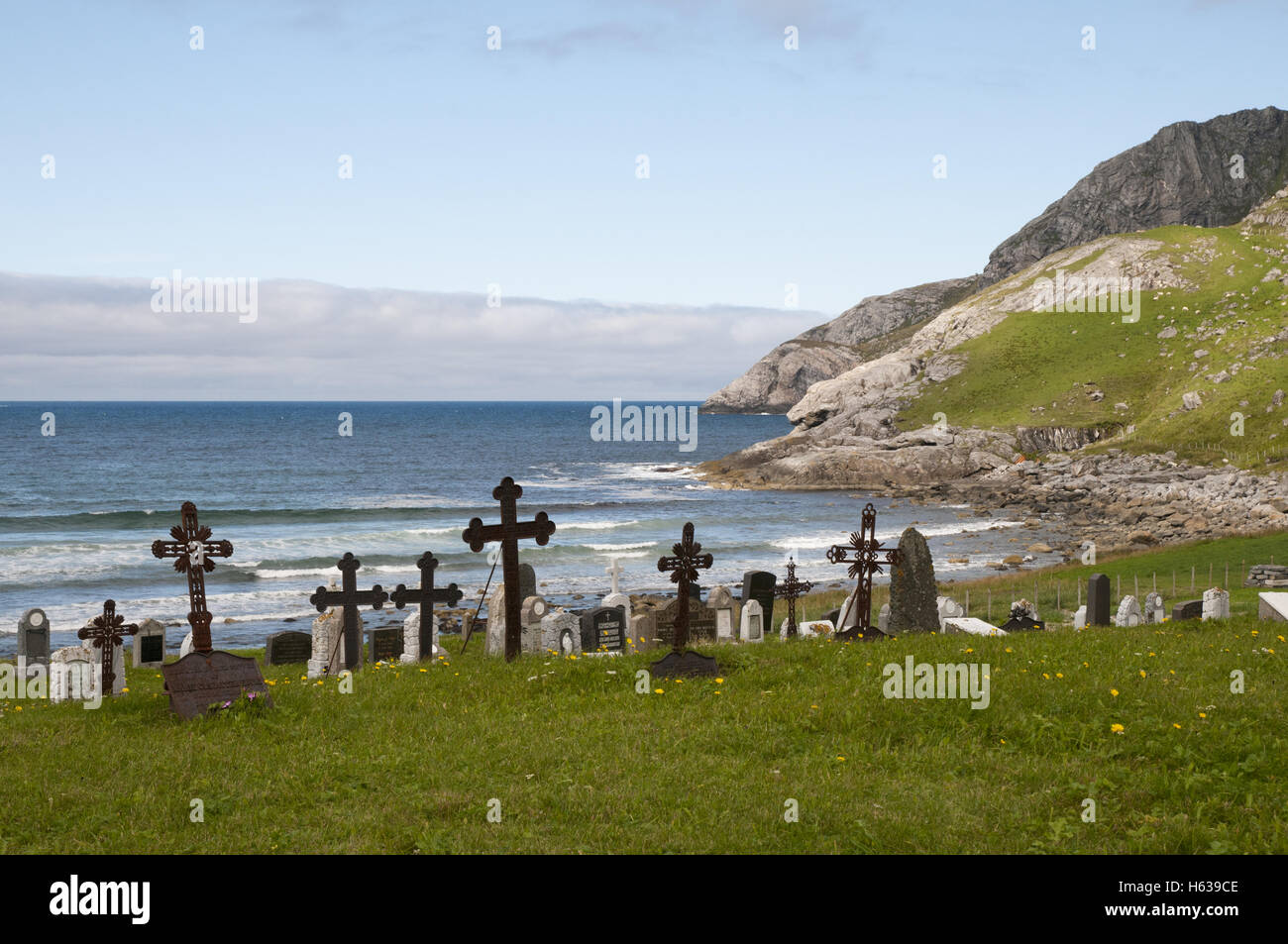 Friedhof am Strand. Ervik Kirche befindet sich am Strand auf Stadlandet ...
