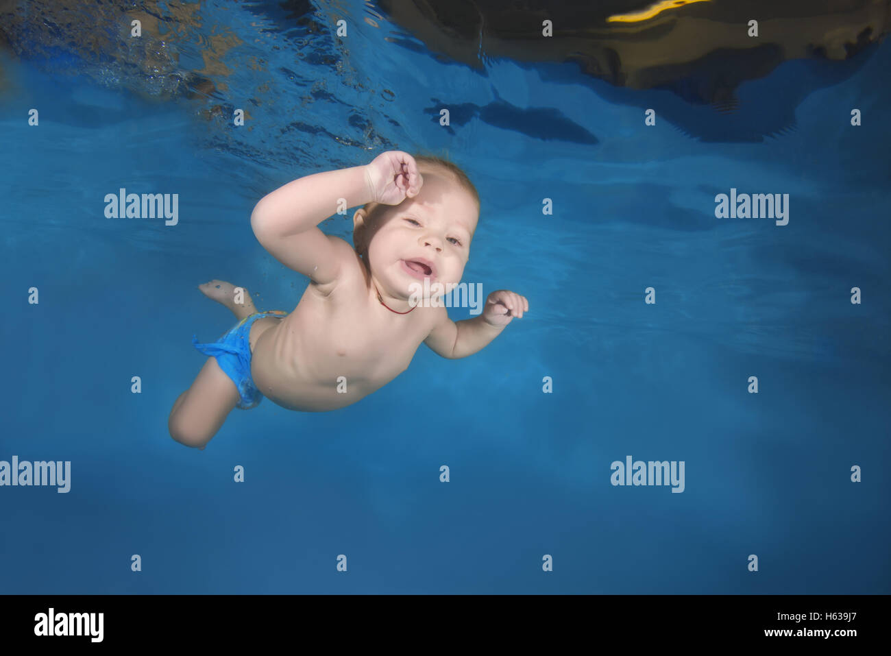 Kleines Mädchen unter Wasser im Pool schwimmt Stockfotografie - Alamy