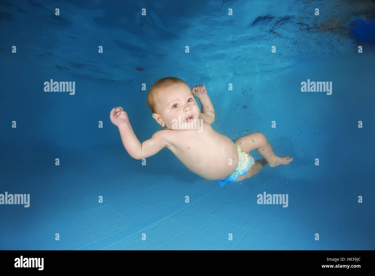 Mädchen taucht unter beinen durch -Fotos und -Bildmaterial in hoher ...