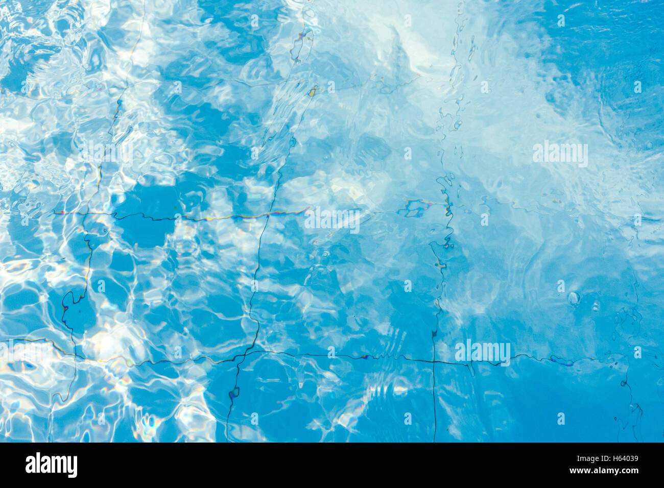 Wasser-Brechung und Reflexion im Schwimmbad Stockfotografie - Alamy