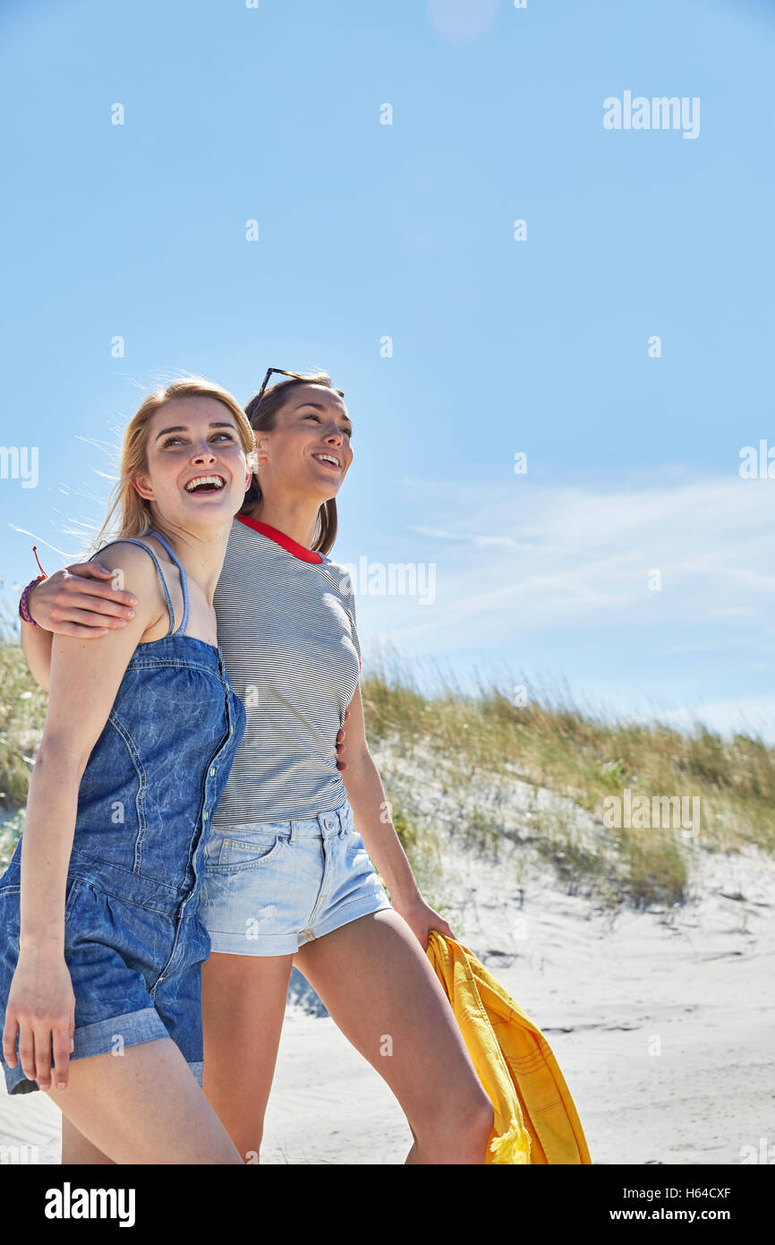 Zwei glückliche Freundinnen spazieren am Strand Stockfotografie - Alamy