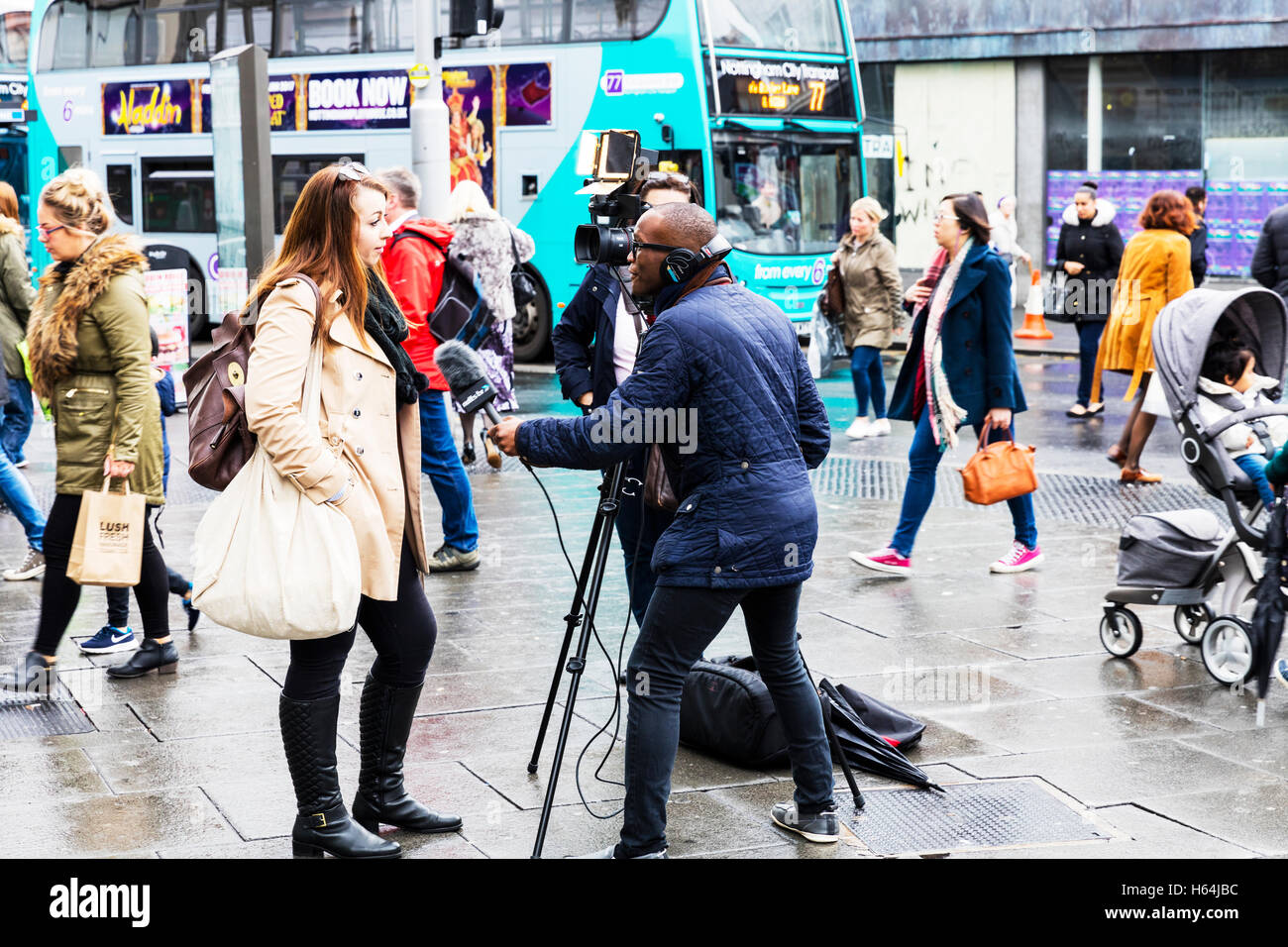Gefilmt auf Straße Interview auf der Straße interviewt auf Straßen in ...