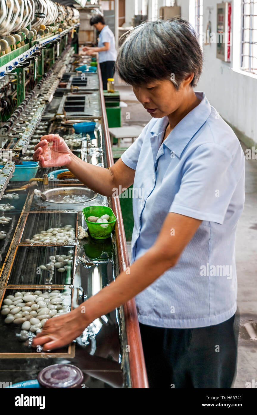 Silk weaving in china -Fotos und -Bildmaterial in hoher Auflösung – Alamy