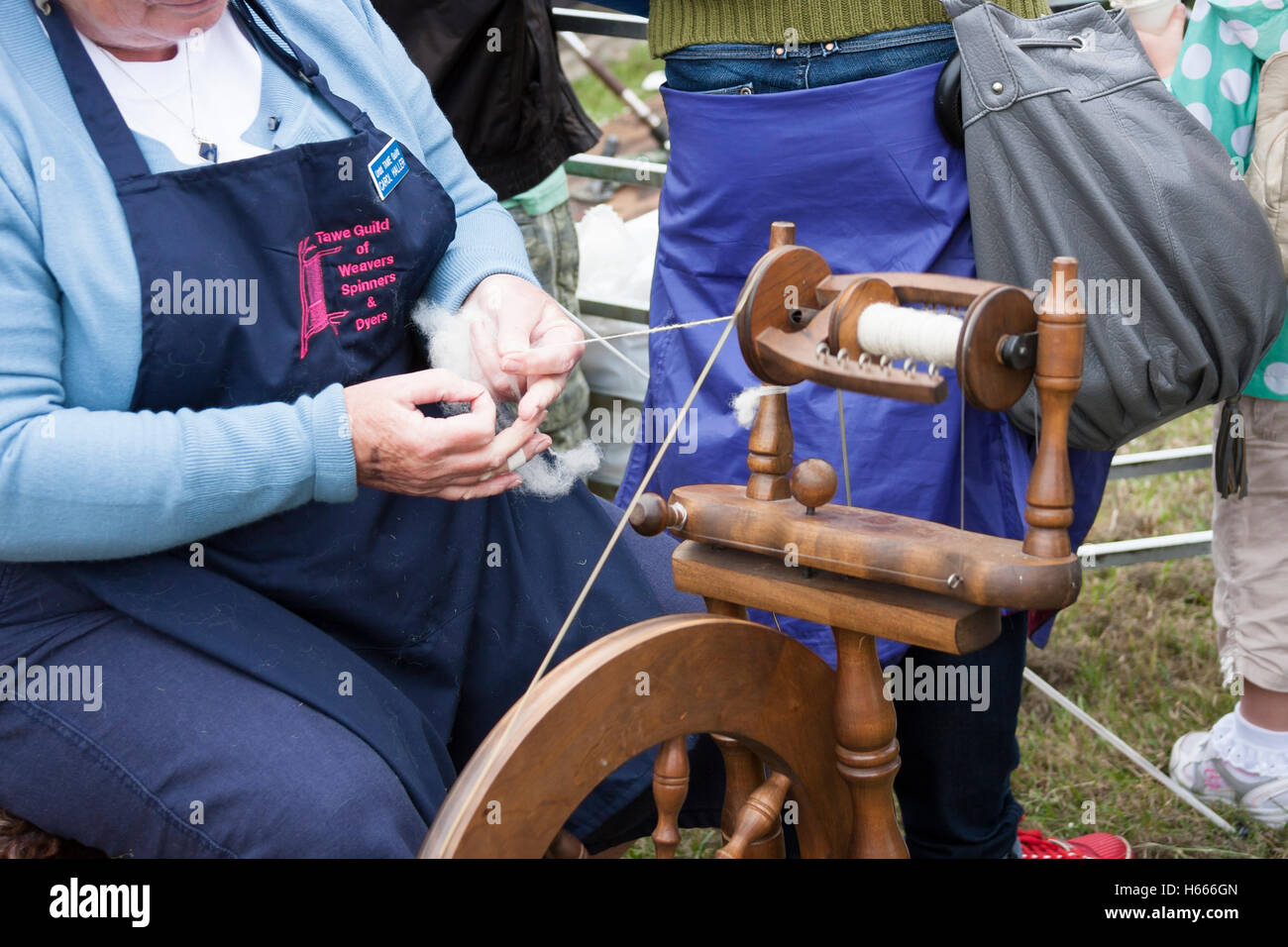 Spinning yarn spindle -Fotos und -Bildmaterial in hoher Auflösung – Alamy