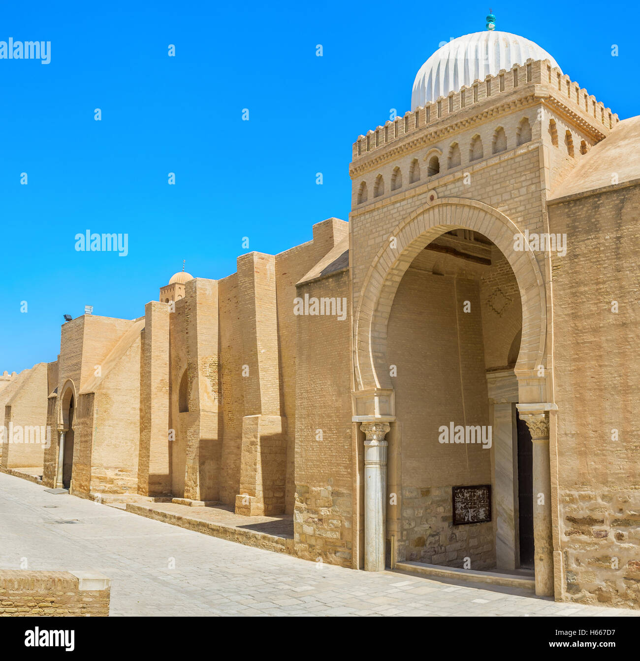 Die äußere Wand der Moschee ist die riesige mittelalterliche Wallanlage ...