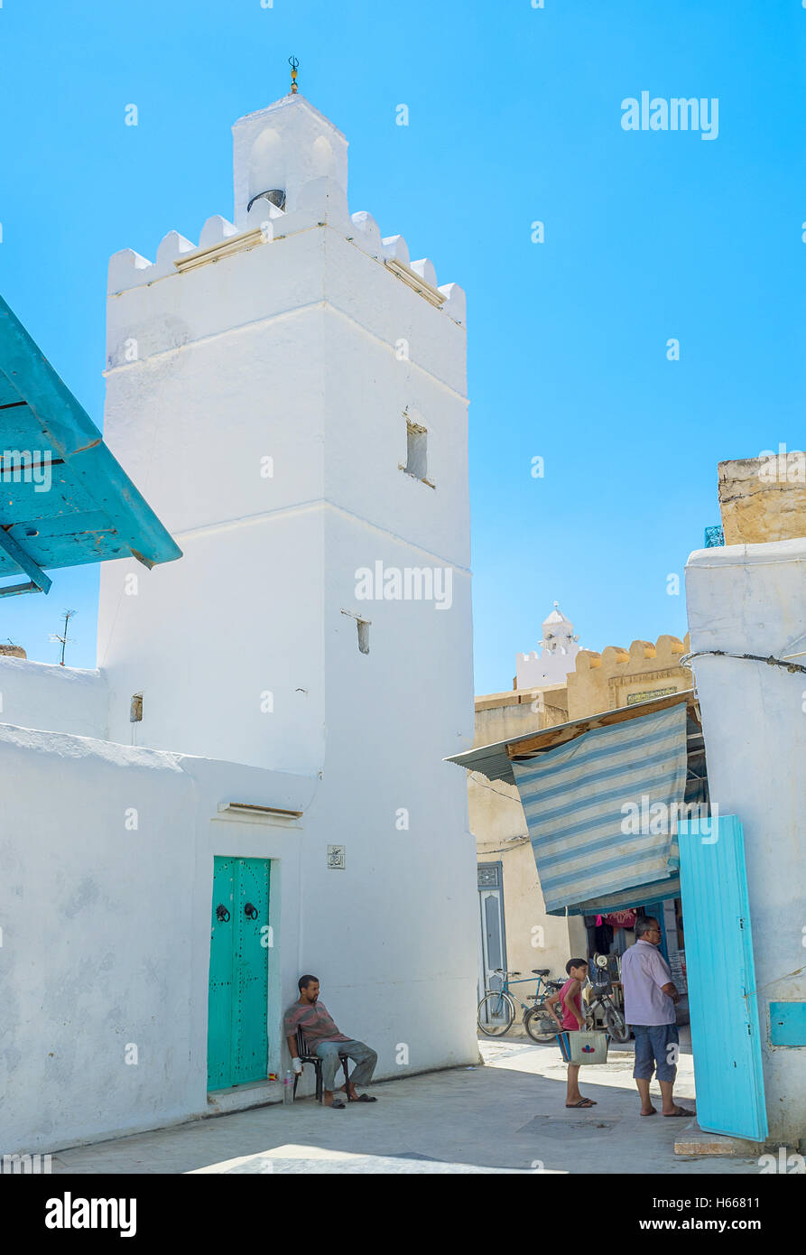 Die kleine Moschee auf der schmalen Straße von Medina im gleichen Stil ...