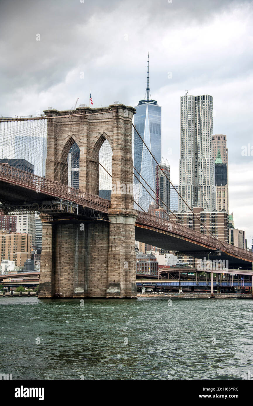 Brooklyn Bridge über den East River, Blick auf Lower Manhattan One ...