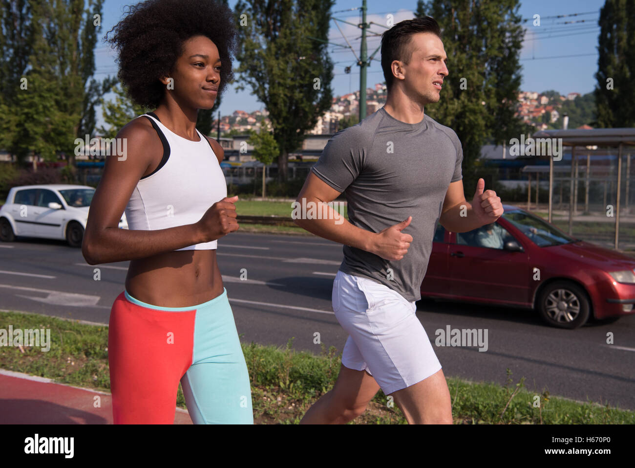 multiethnische Gruppe junger Leute auf den jogging schönen Morgen als ...