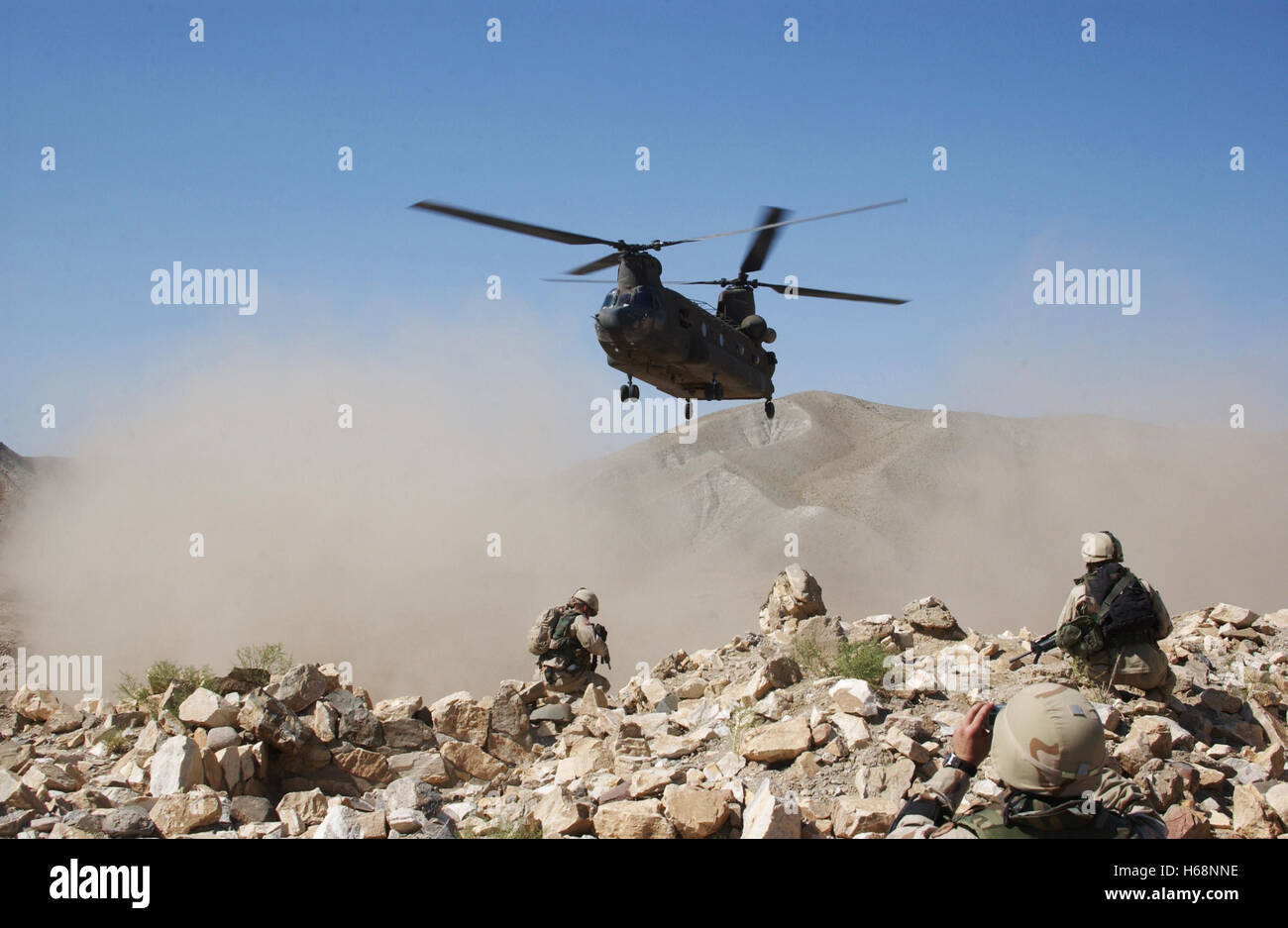Staubwolken sind durch den Rotor Waschgang ein CH-47 Chinook ...