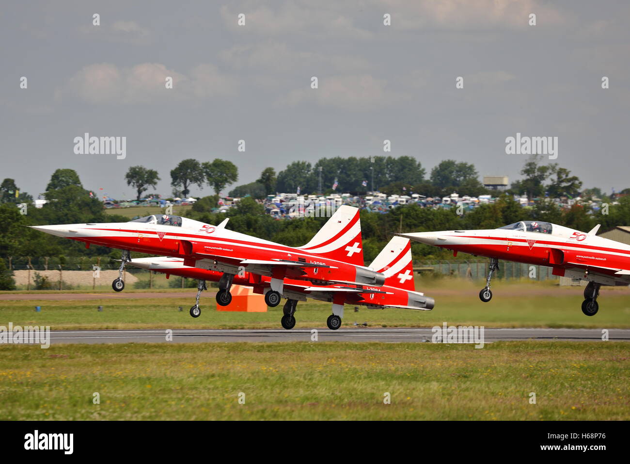 Patrouille Suisse aerobatic Anzeige Mannschaft mit ihrer Northrop F-5E Tiger II auf der RIAT ...
