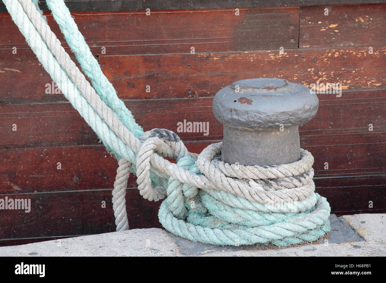 Poller und Seile Stockfotos und -bilder Kaufen - Alamy