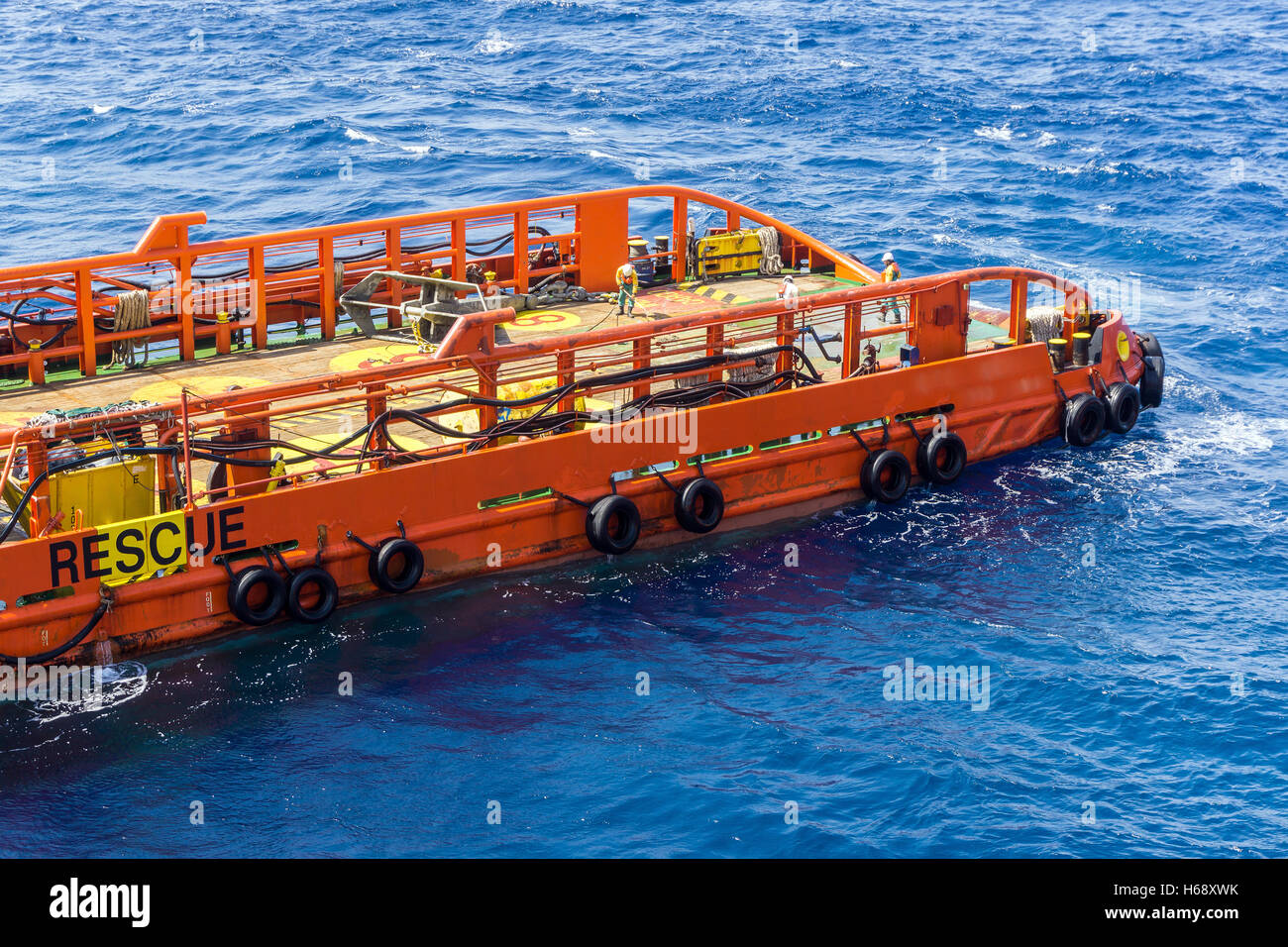 Umgang mit Schlepper ihre Aufgaben laufen Anker der Bau Barge zu ...