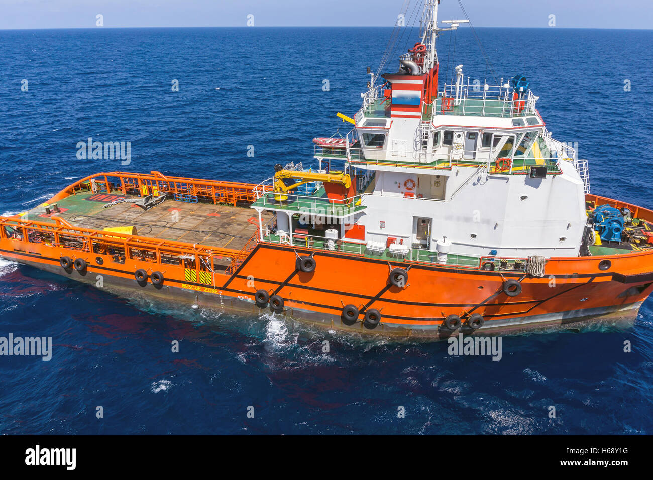 Umgang mit Schlepper ihre Aufgaben laufen Anker der Bau Barge zu ...