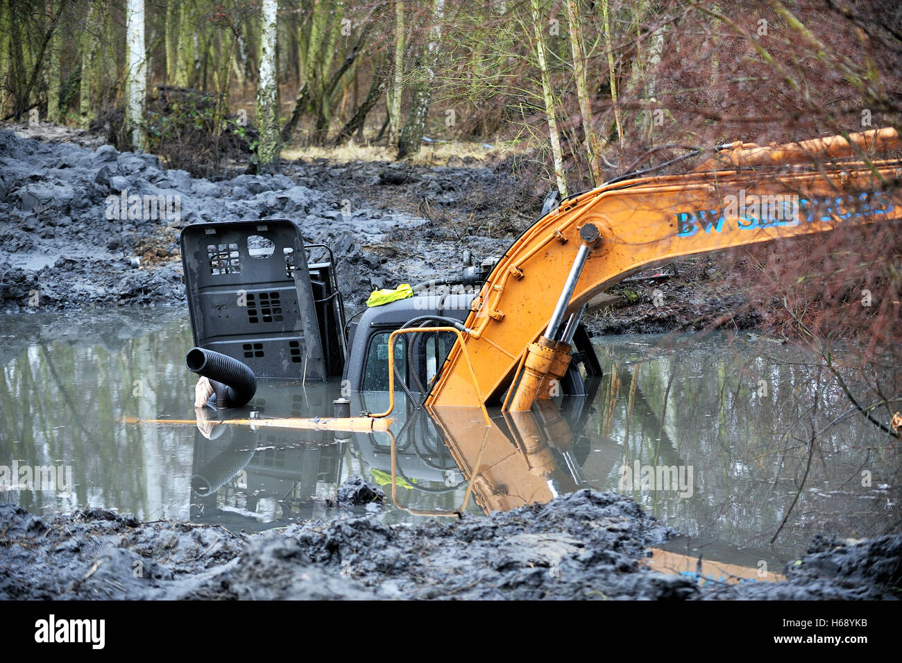 Ein Bagger im Schlamm stecken Stockfotografie - Alamy