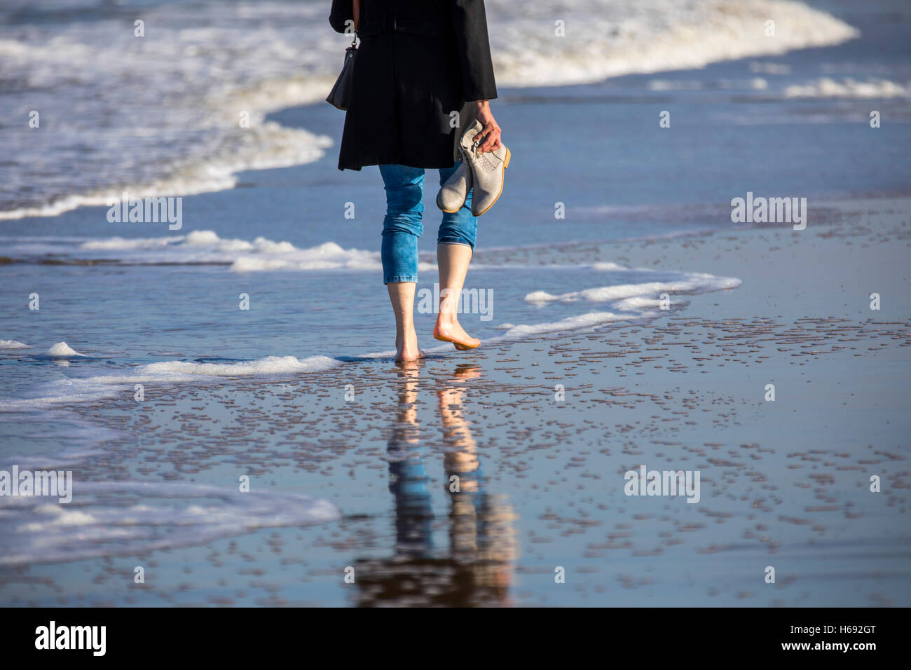 Scheveningen, den Haag, Niederlande, Frau am Strand spazieren gehen ...