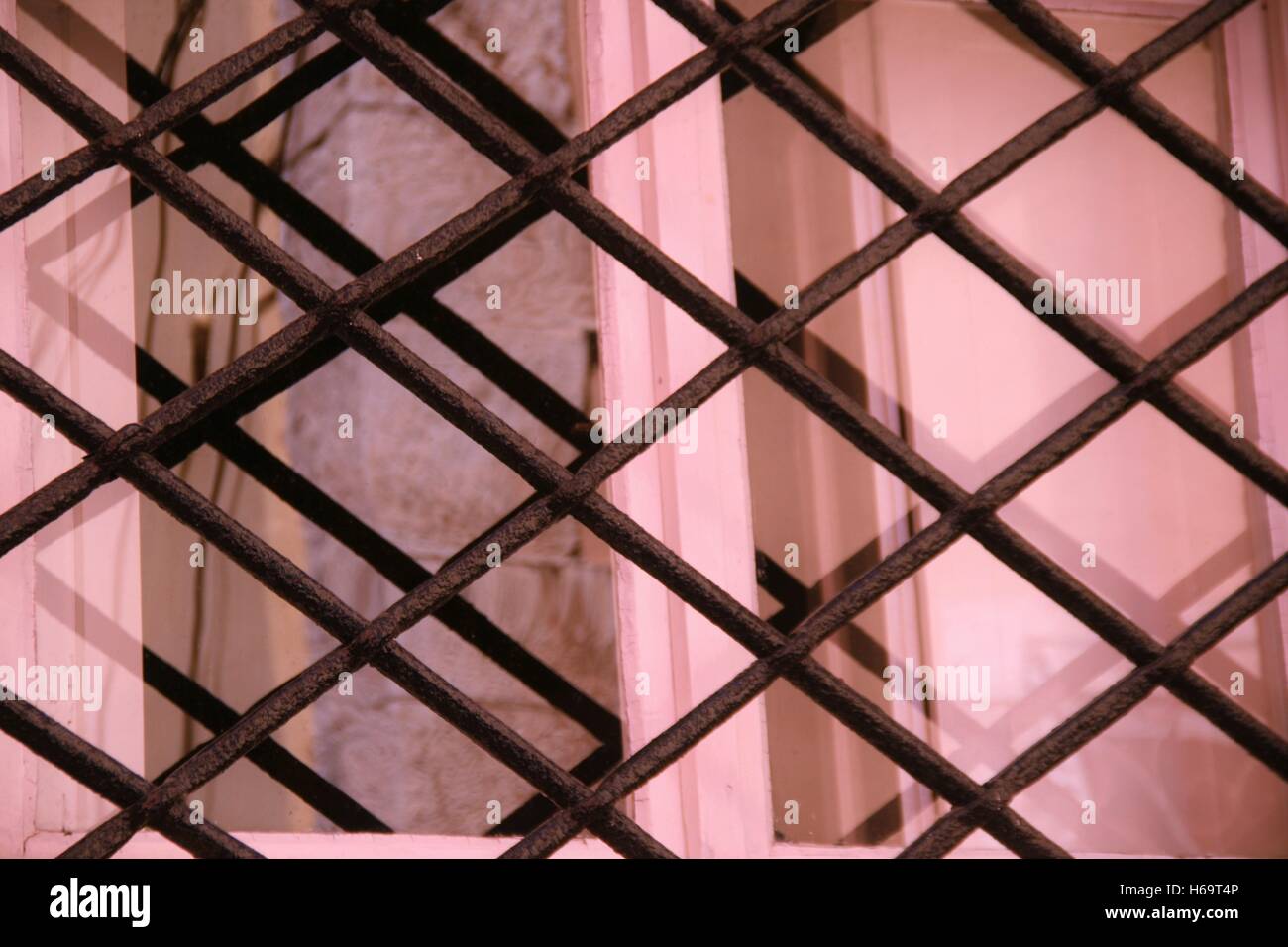 Metal window -Fotos und -Bildmaterial in hoher Auflösung – Alamy