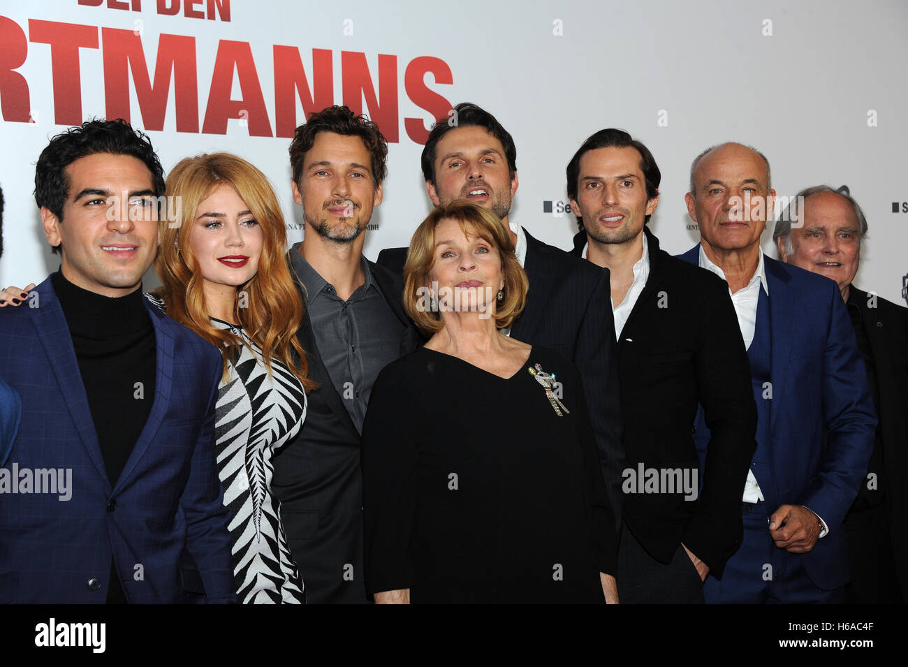 München, Deutschland. 25. Oktober 2016. Die Schauspieler Elyas M'Barek ...