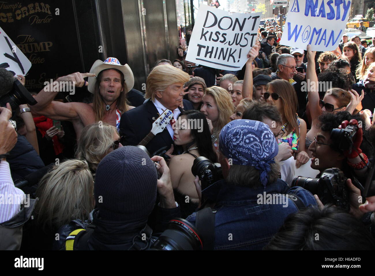 New York, NY, USA. 25. Oktober 2016. Alison Jackson Outdoor-Performance ...
