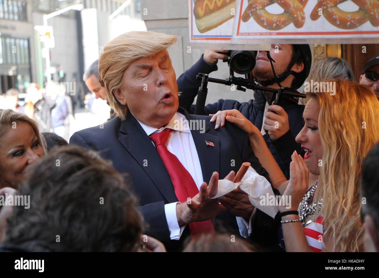 New York, NY, USA. 25. Oktober 2016. Alison Jackson Outdoor-Performance ...