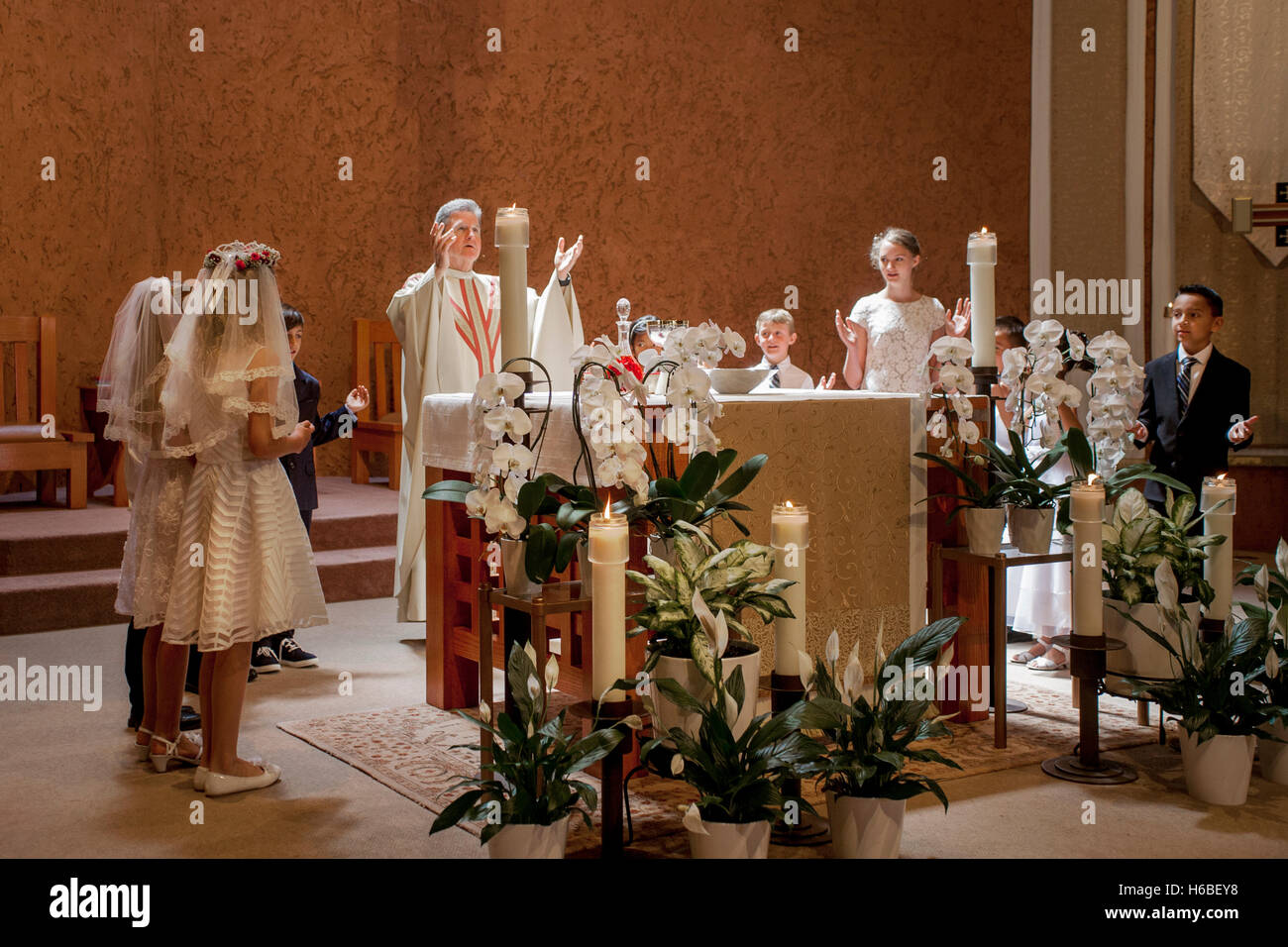 Gekleidete Kinder umgeben formell den Altar der katholischen Kirche St ...