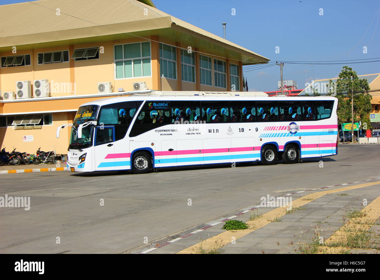 Superlange Scania 15-Meter-bus Stockfotografie - Alamy