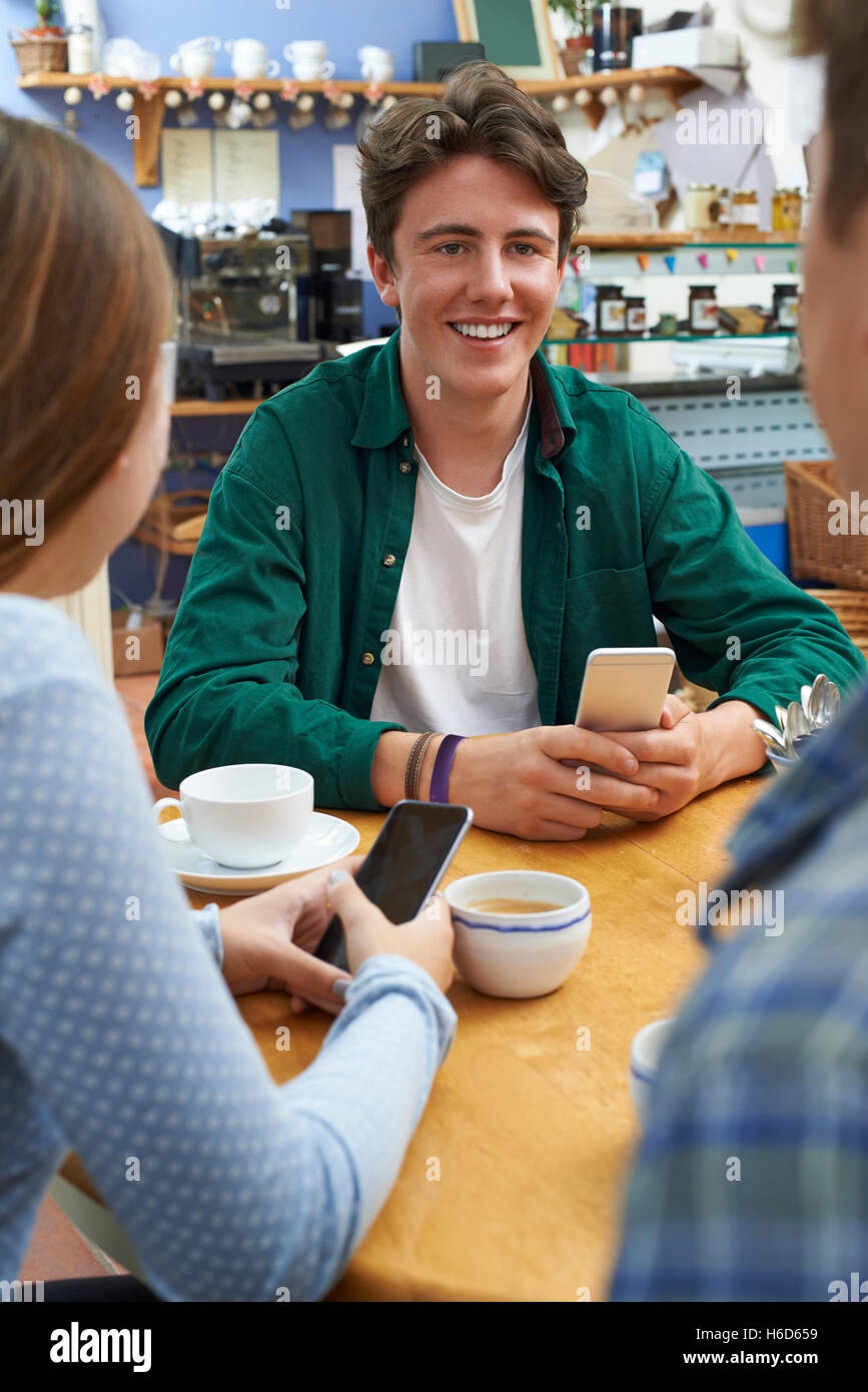Freunde Im Cafe Stockfotos und -bilder Kaufen - Alamy