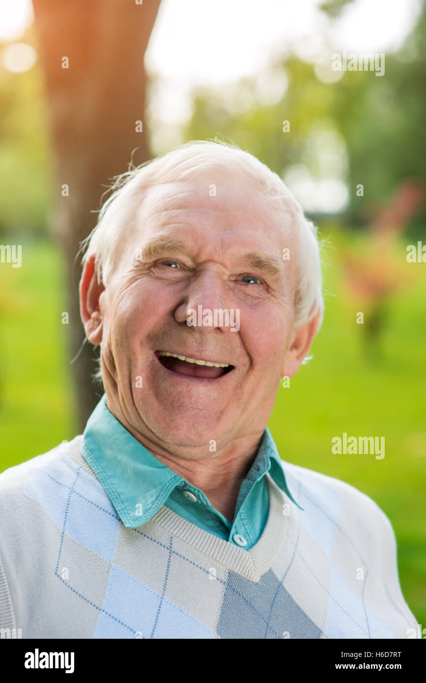 Mann lachen -Fotos und -Bildmaterial in hoher Auflösung – Alamy