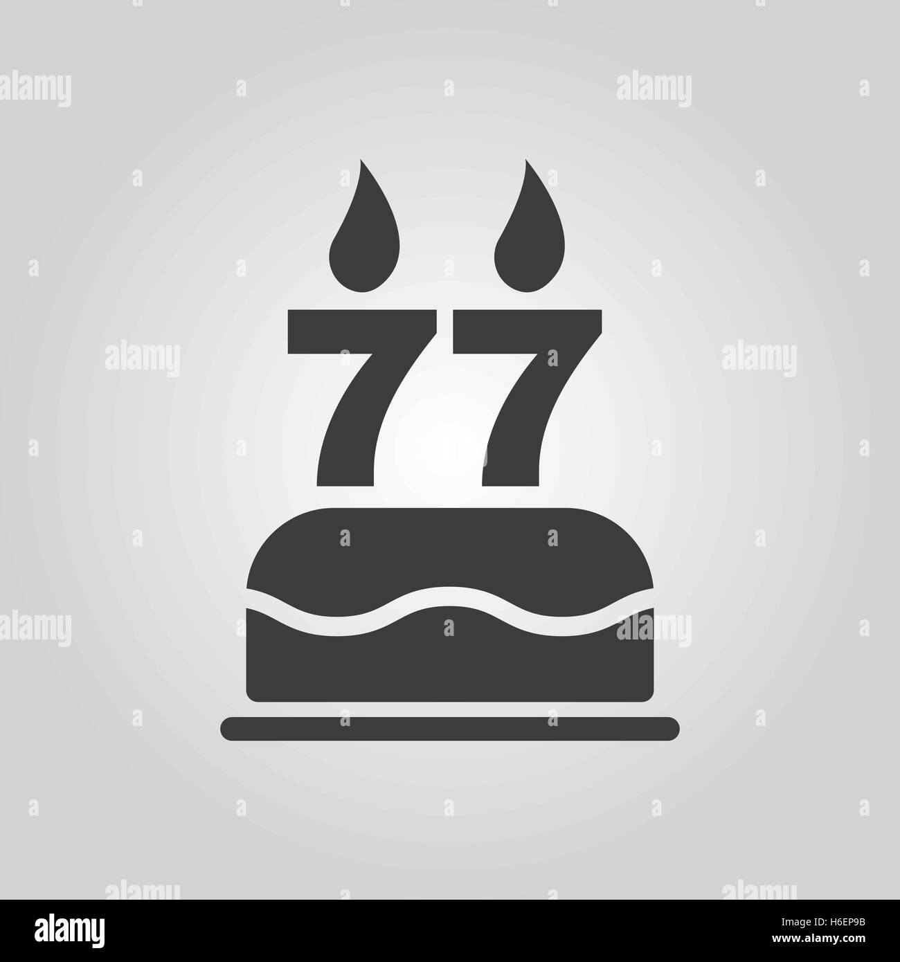 Die Geburtstagstorte mit Kerzen in Form von Nummer 77-Symbol ...