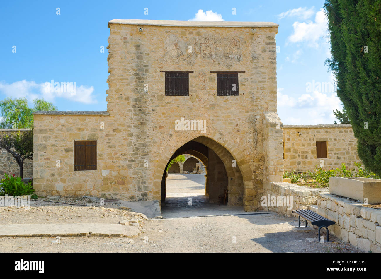 Der Eingang der Lusignans Manor, dient heute als Museum der Aphrodite ...