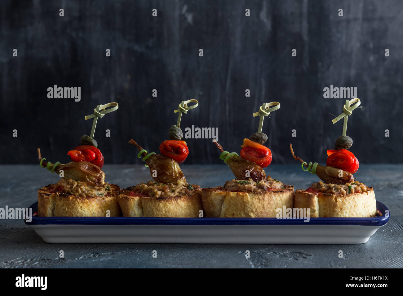 Spanische Tapas. Montaditos. Brotscheiben mit Thunfisch, Paprika und ...