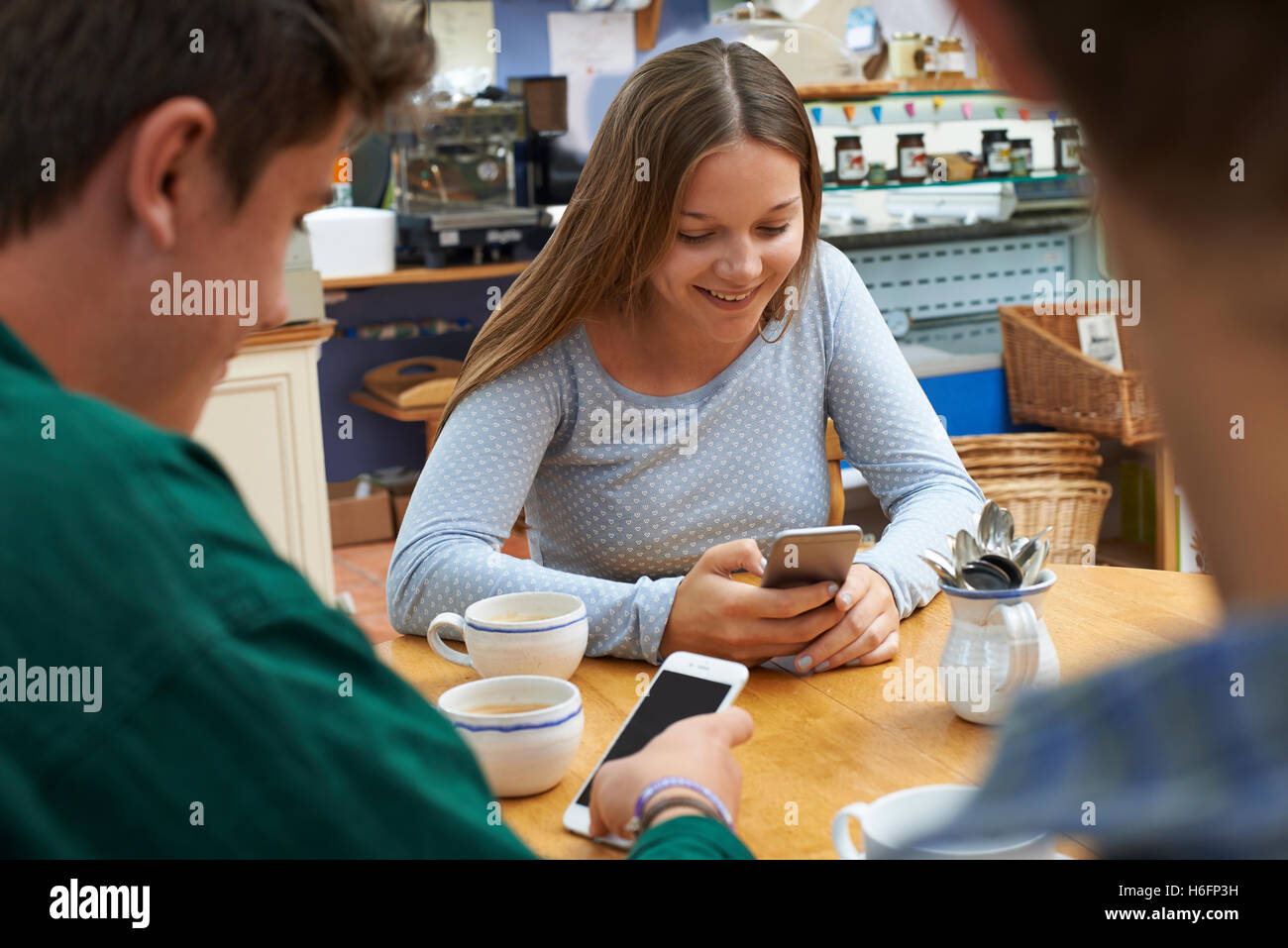 Gruppe von Jugendlichen Freunde treffen im Cafe und Benutzung von ...