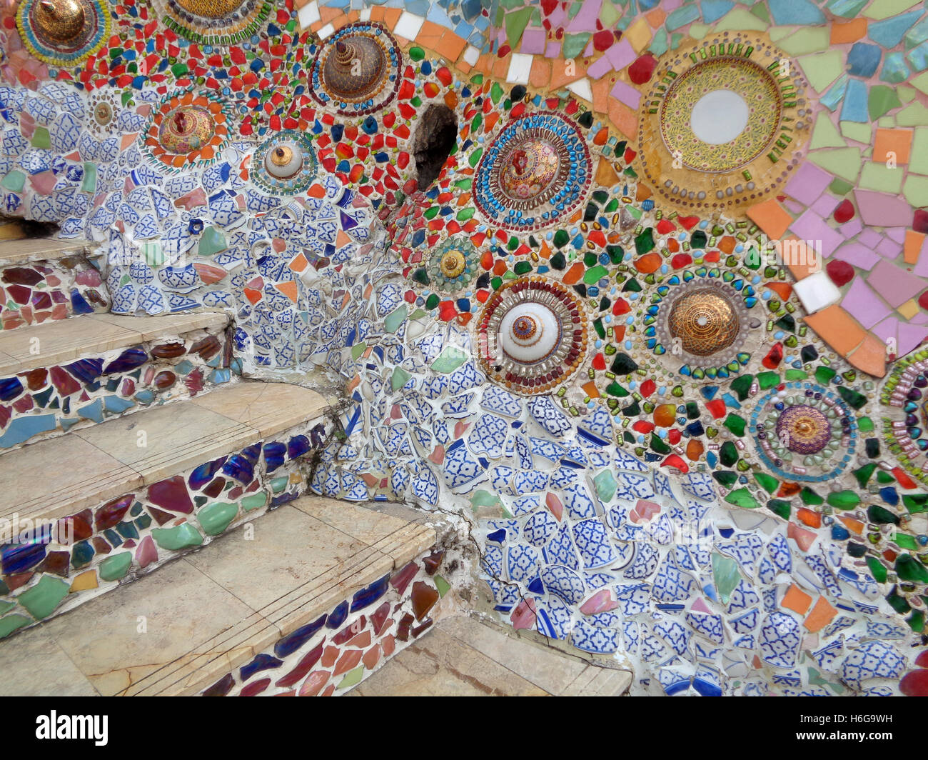 Einzigartige bunte Mosaikwand und Treppe bis zu den Buddhismus Tempel ...