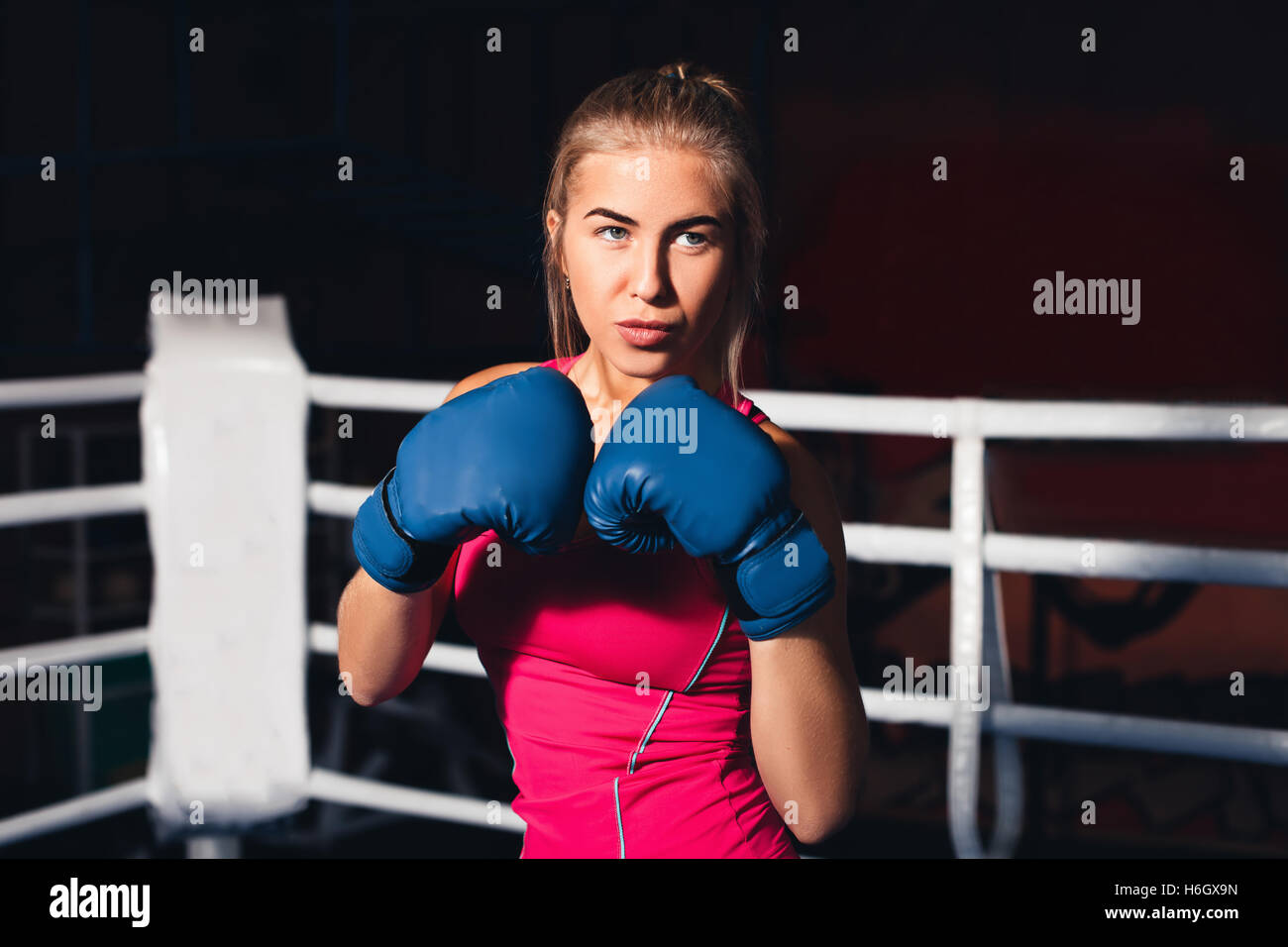 Young blond female boxer boxing -Fotos und -Bildmaterial in hoher ...