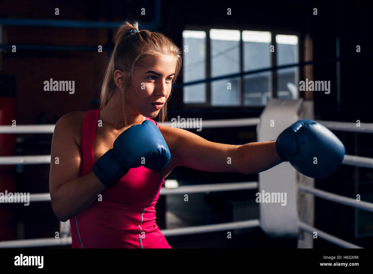 Young blond female boxer boxing -Fotos und -Bildmaterial in hoher ...