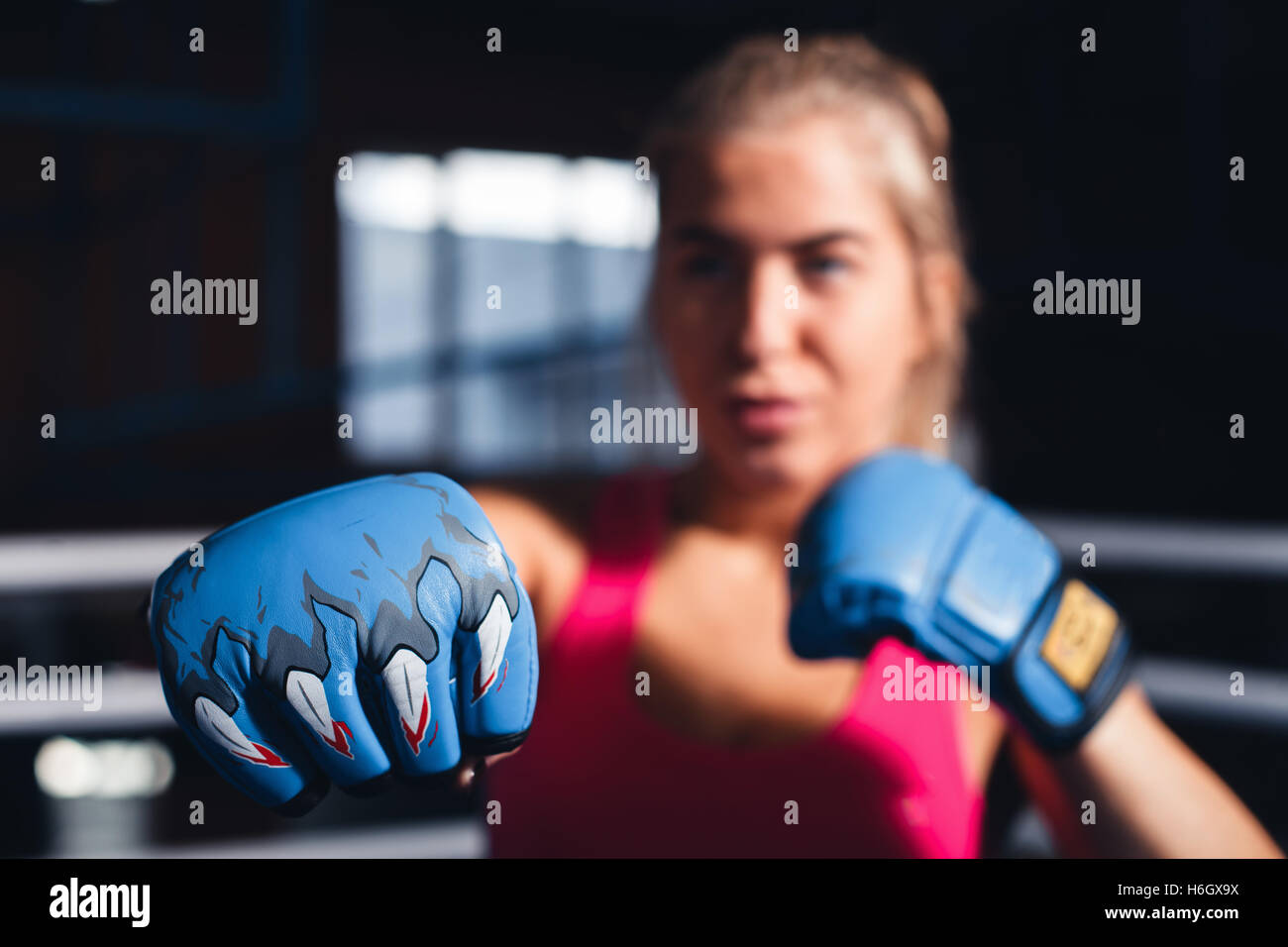 Young blond female boxer boxing -Fotos und -Bildmaterial in hoher ...