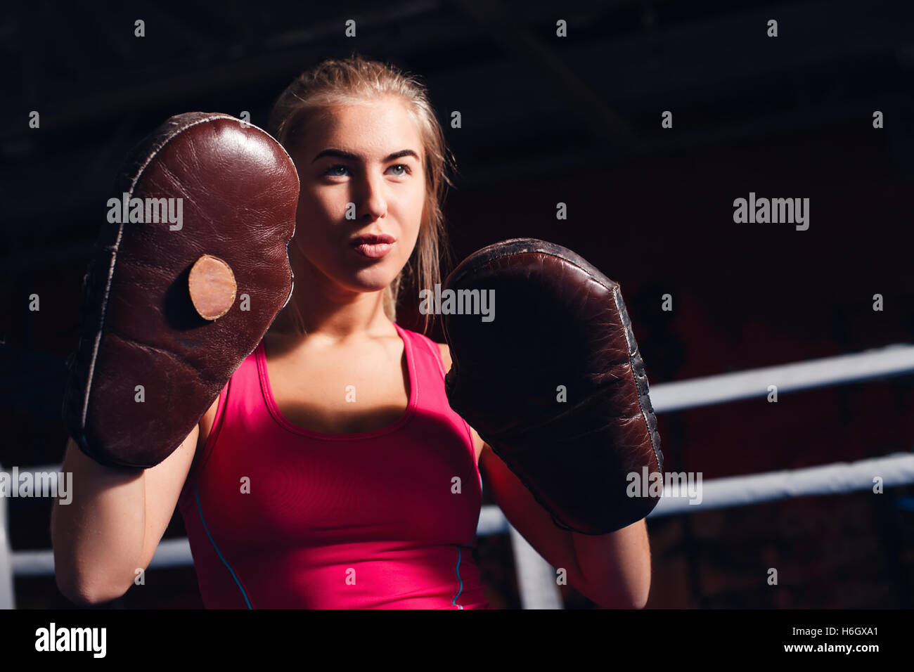 Female boxing knockout -Fotos und -Bildmaterial in hoher Auflösung – Alamy